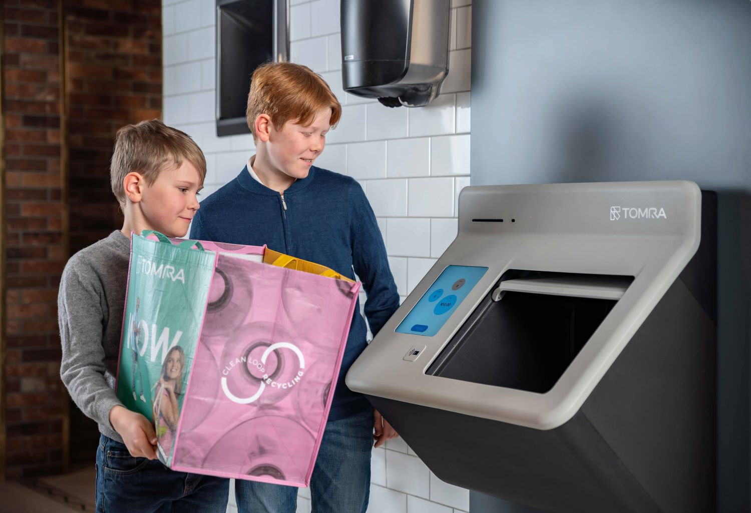 Curbside Collection vs Reverse Vending Machine Recycling | TOMRA | TOMRA