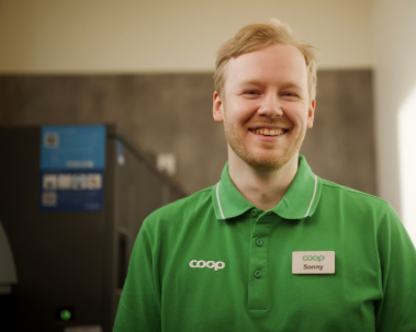 TOMRA R2 in action at Coop Östra Station | TOMRA